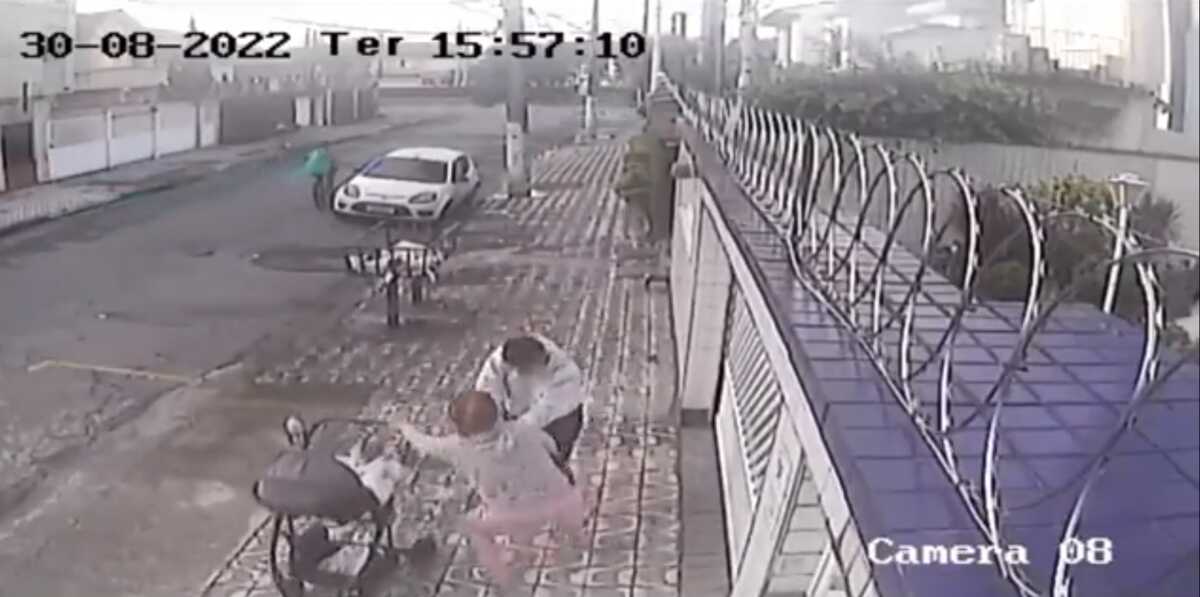 Idoso tem carro roubado e mulher bebê é atacada em São Vicente