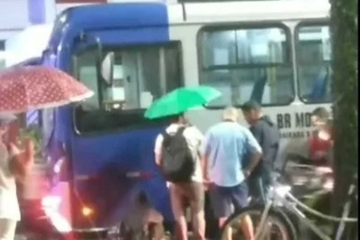 Mulher fica ferida em acidente envolvendo ônibus e moto em Santos Diário do Litoral
