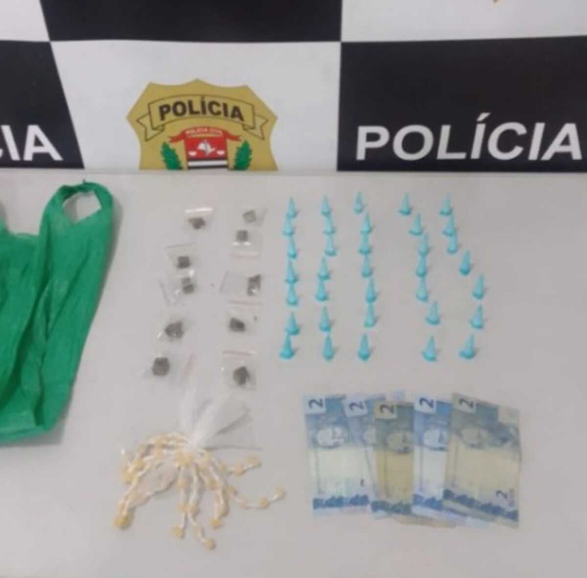 Homem Esconde Drogas Em Madeira E Acaba Preso Pela Polícia Embaixo De