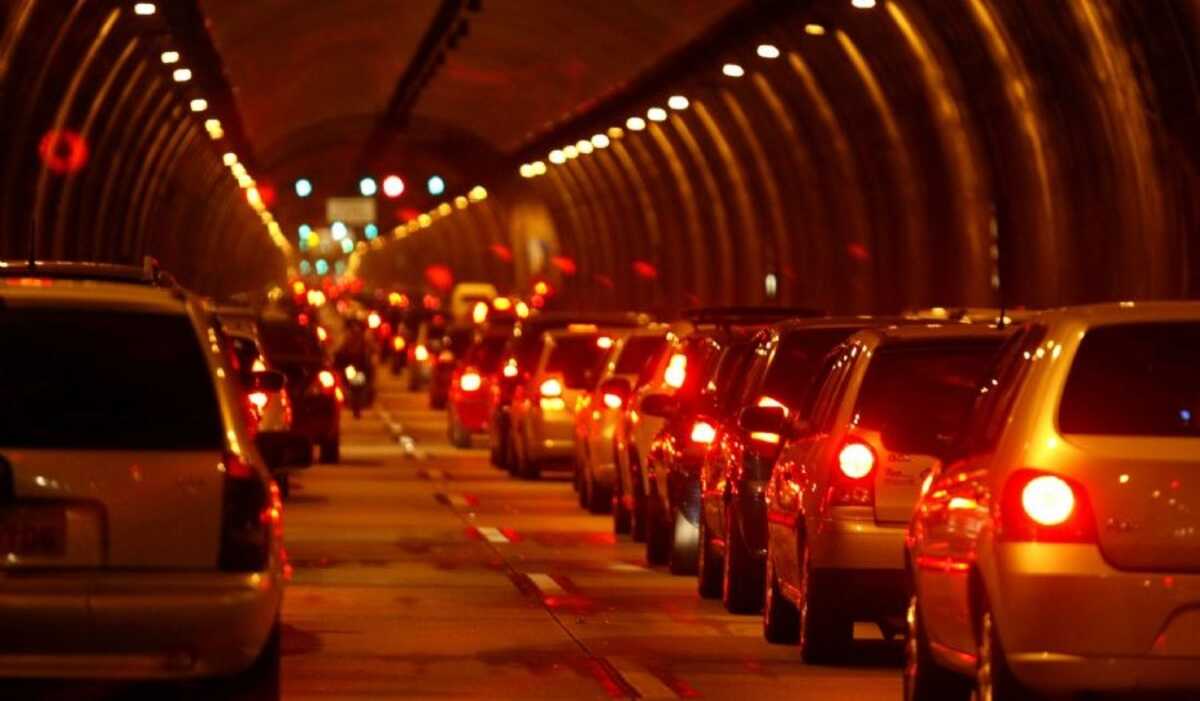 Trânsito congestionado na subida da Baixada Santista para SP nesta ...