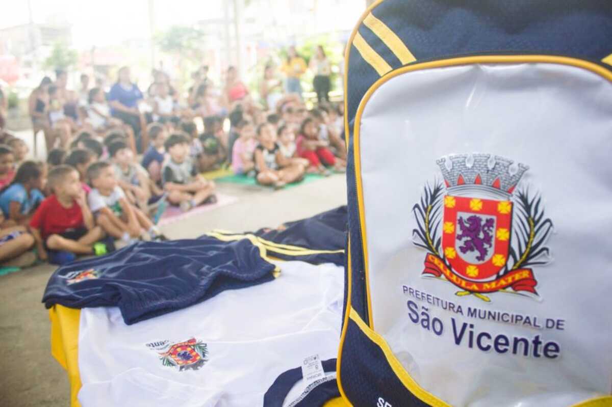 Entrega De Uniformes Emociona Responsáveis E Servidores De Escolas
