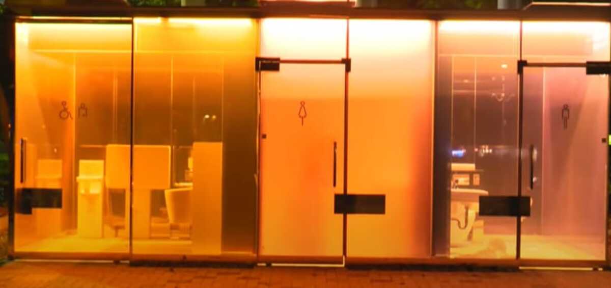 Banheiros públicos com vidro transparente preocupam pessoas que dão ...