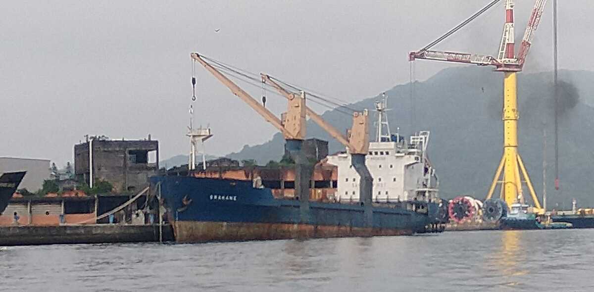 Navio abandonado há quase cinco anos no litoral de SP é removido; veja ...