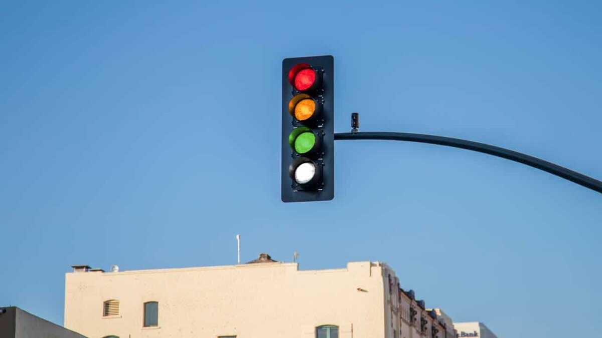 Entenda porque semáforos devem ganhar uma nova cor de sinalização ...