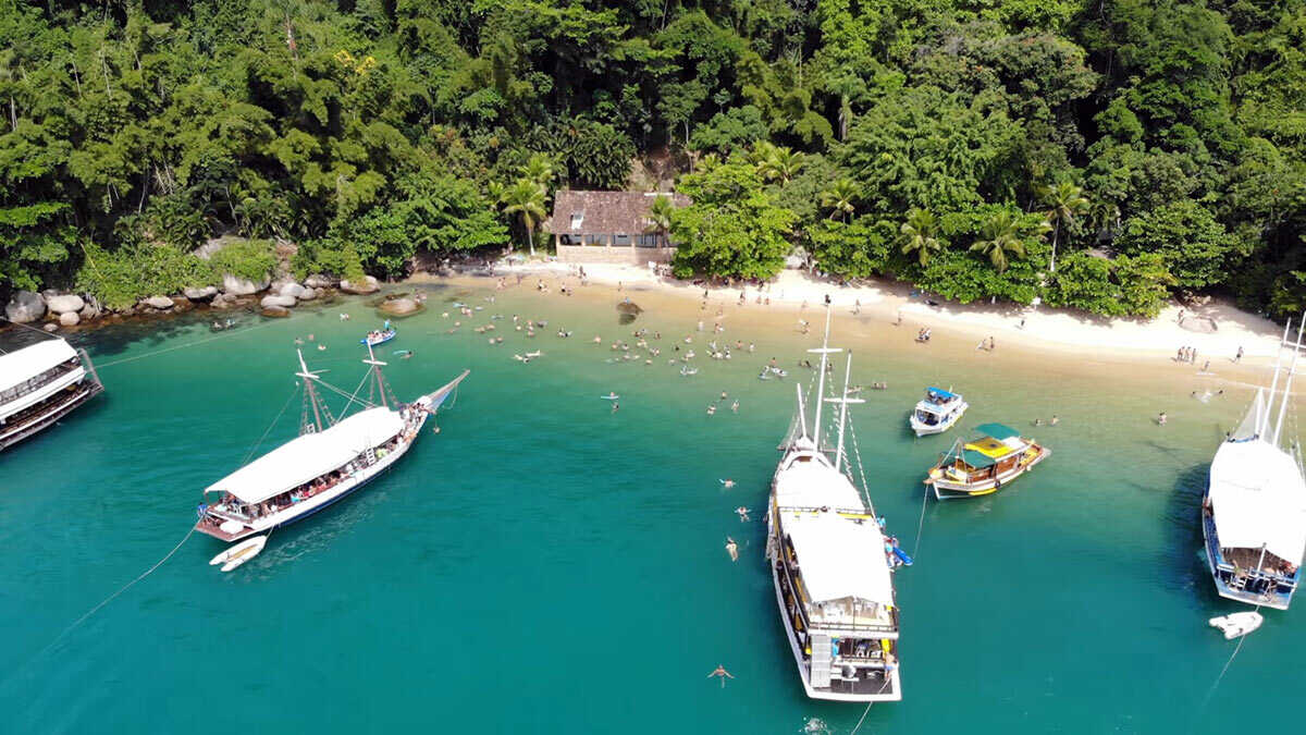 Litoral brasileiro tem praia isolada com cenário de cartão-postal ...