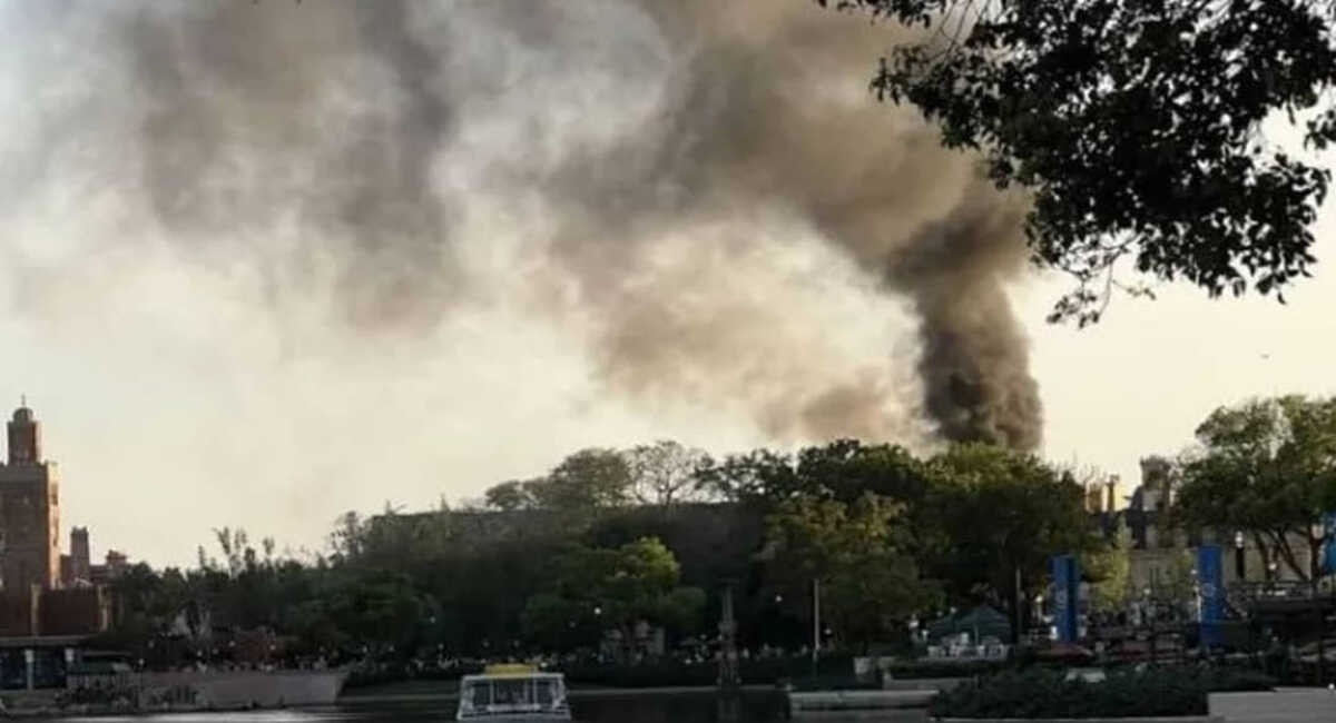 Pânico: incêndio atinge parque da Disney e brinquedo é evacuado; vídeo ...