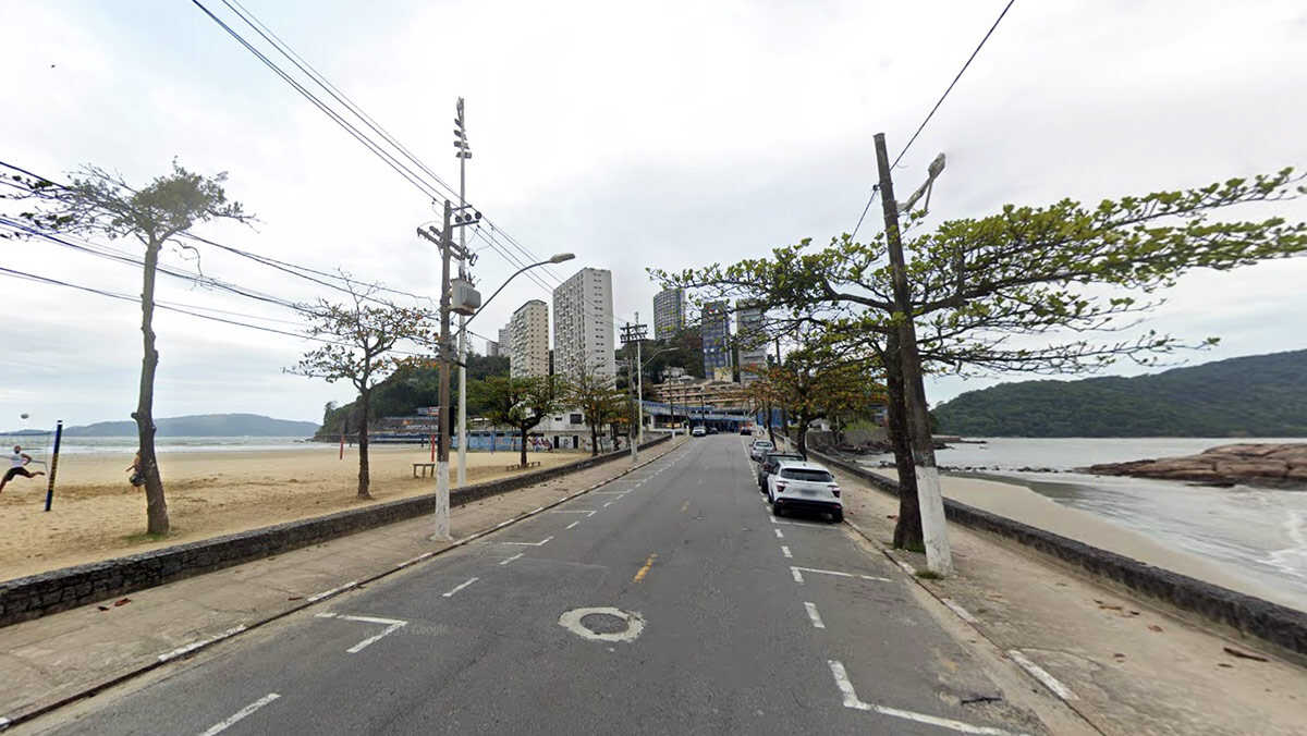 Construção de rua e avanço do mar fazem praia diminuir ano a ano no ...