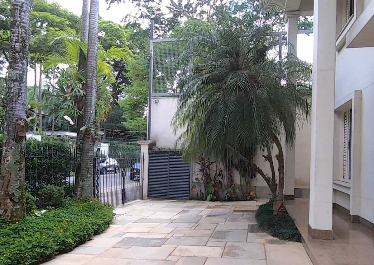 Maior mansão de SP supera tamanho de quarteirão e tem garagem para 35 ...