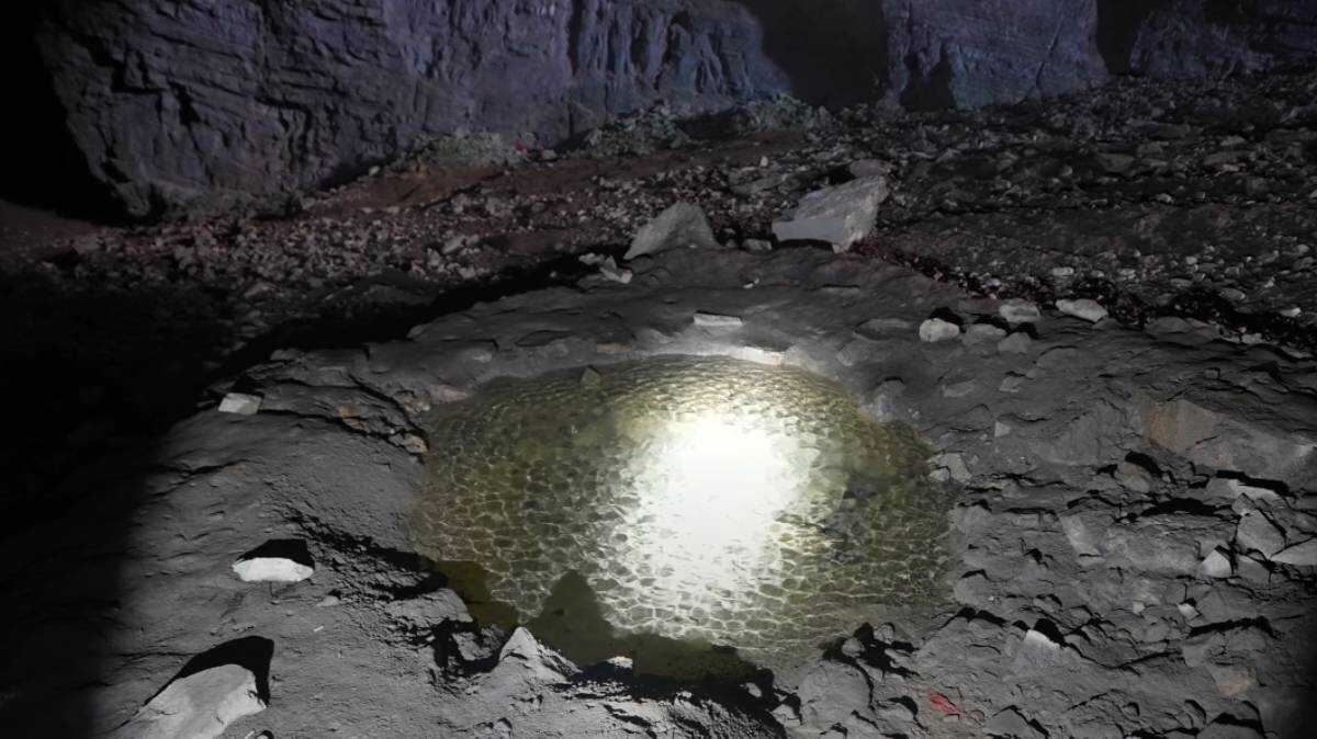 Homem vive há 50 anos em caverna no penhasco com água potável e energia ...