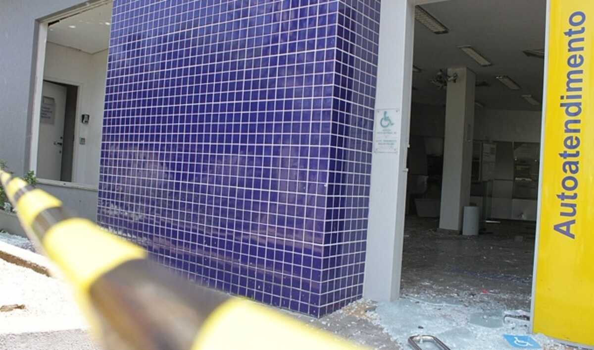 Bando Fortemente Armado Explode Caixas Eletrônicos Na Ponta Da Praia