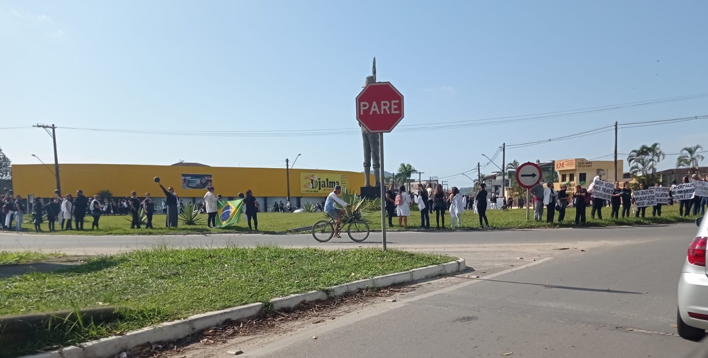 Enfermeiros protestam contra Barroso, do STF, em Santos; assista ... Enfermeiros protestam contra Barroso, do STF, em Santos; assista ...